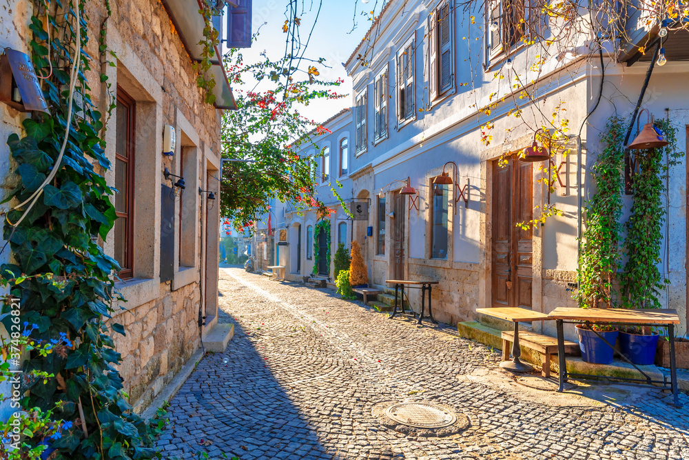 Foto de Alacati street view in Alacati Town. Alacati is populer ...