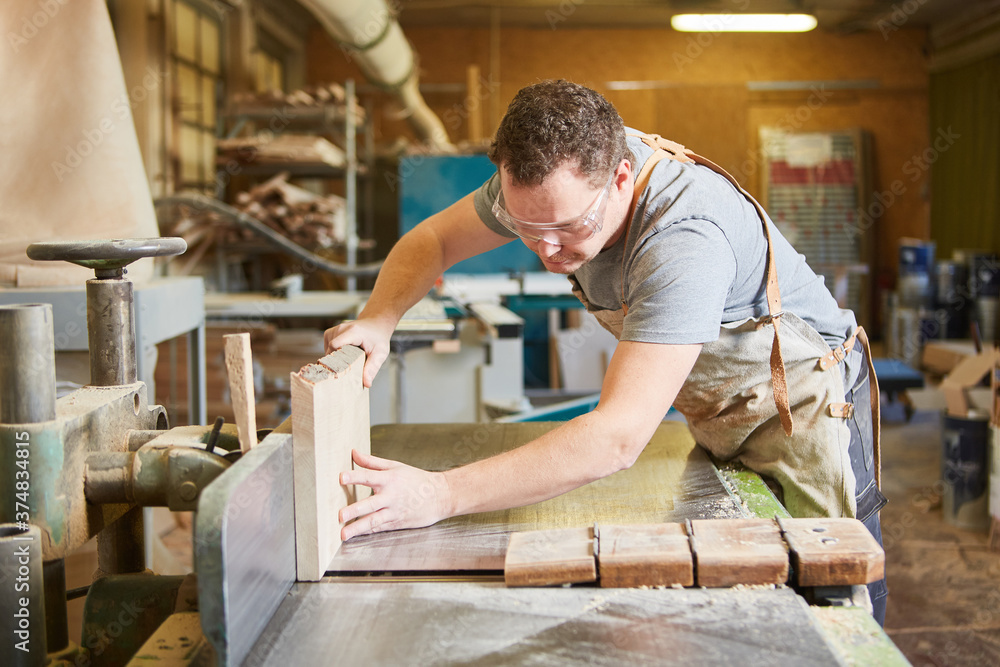 Tischler schneidet Holz mit Tischsäge in Tischlerei Stock Photo | Adobe ...