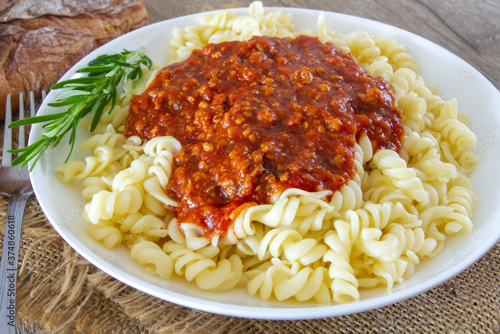 assiette de pâtes à la sauce bolognaise ภาพถ่ายสต็อก | Adobe Stock