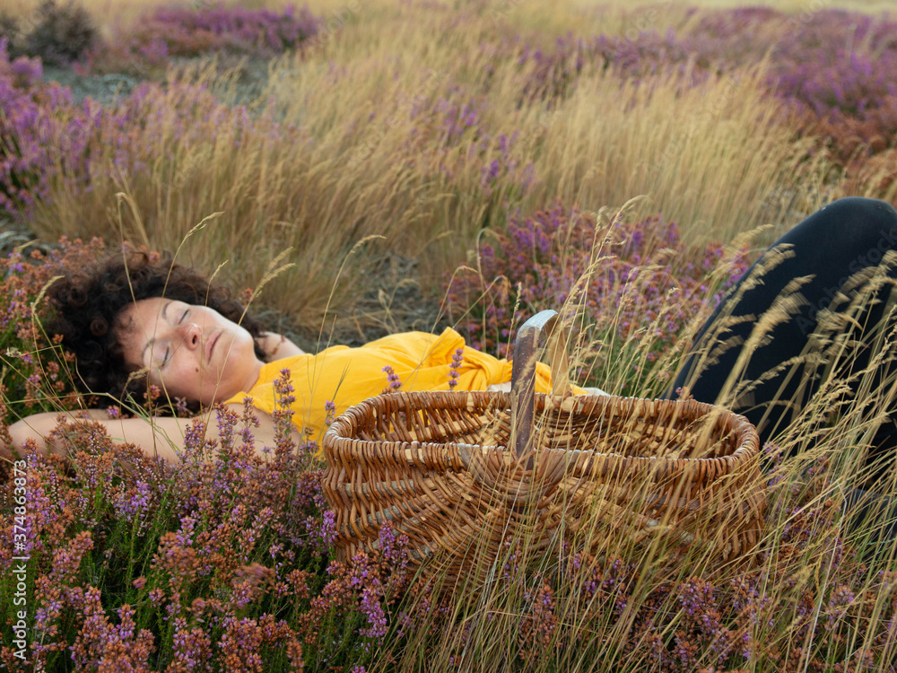 Une jeune femme fait une sieste dans un cadre automnale champêtre à ...