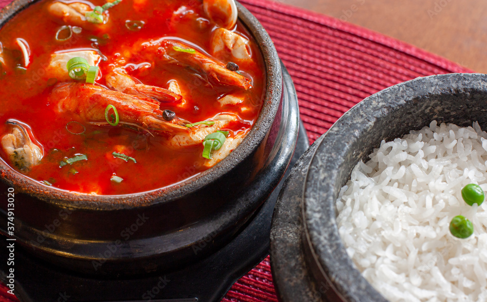 Prato típico coreano em um bowl de pedra. Sopa de camarão ao molho ...