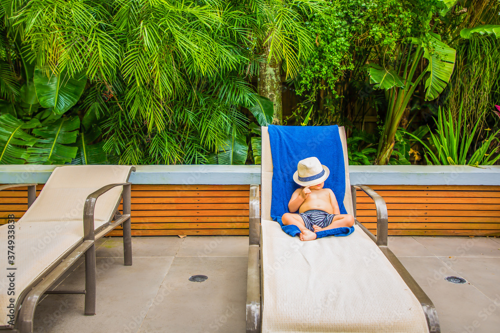 Foto de Baby toddler small child laying out on a lounger chair lounger ...
