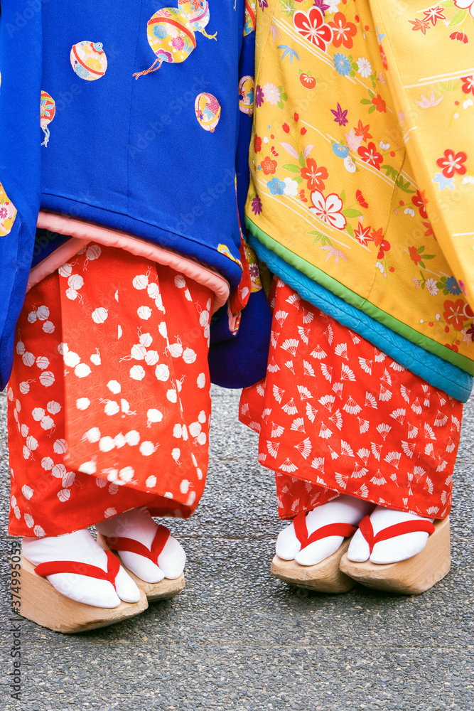 Foto de Asia, Japan, Honshu, Kansai Region, Kyoto, detail of two Geisha ...