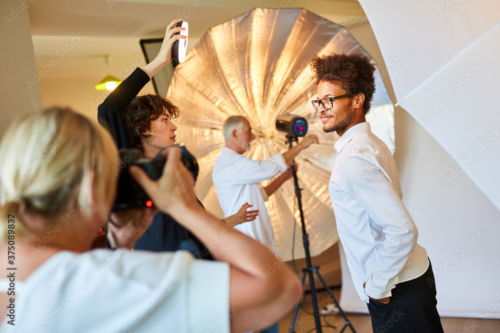 Fotografen Team und Model beim Fotoshooting Stock Photo | Adobe Stock