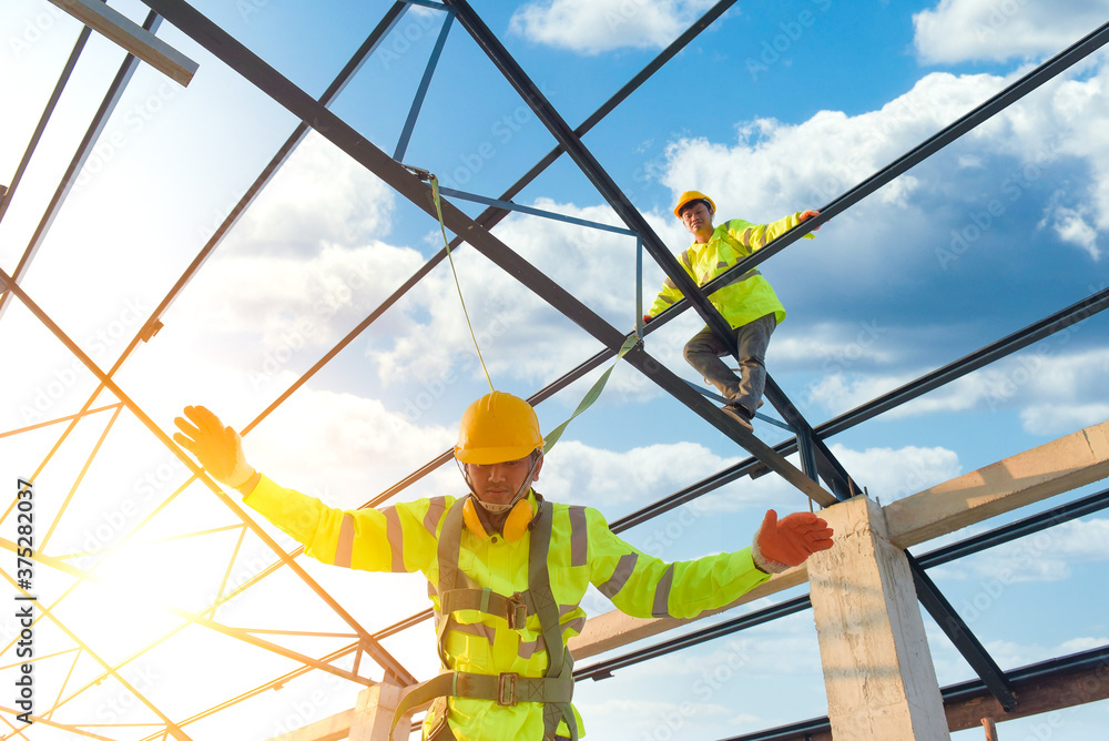 Construction workers use safety harnesses and safety harnesses to work ...