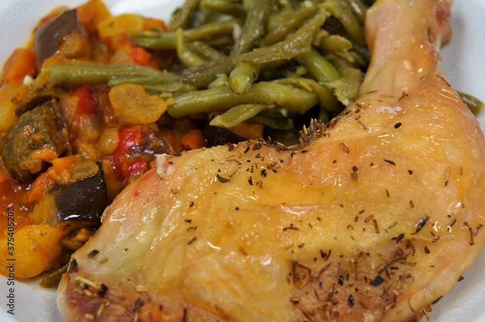 Cuisse de poulet rôti et ses légumes. Stock Photo | Adobe Stock