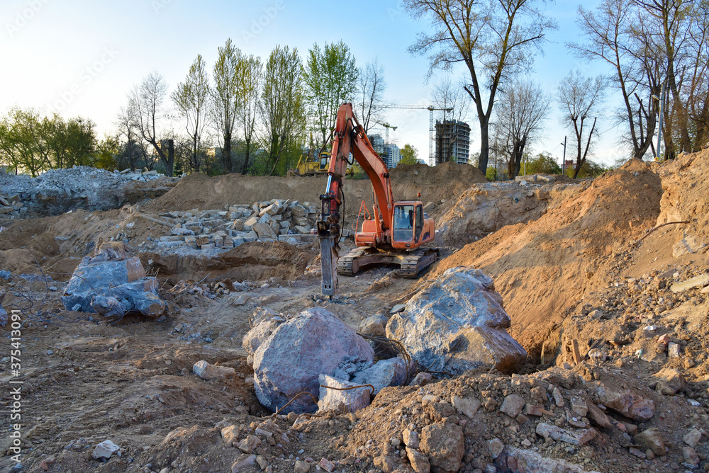 Crawler excavator with hydraulic breaker hammer for the destruction of ...