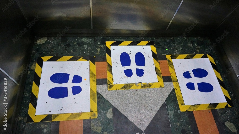 Foto de 3 pictures of the foot, the symbol of being apart in a new ...