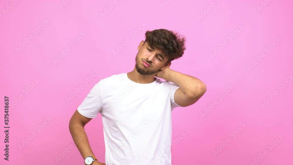 Vidéo Stock Young arab man worried and overwhelmed, forgetful, realize ...