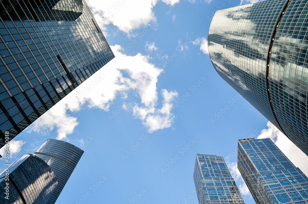 edificios que parecen estar mirando, en una foto sacada desde abajo ...