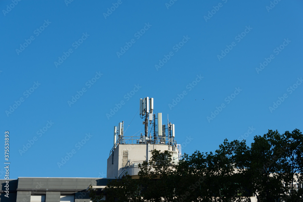 Antennes de téléphonie mobile 5G et 4G installées sur le toit d'un ...