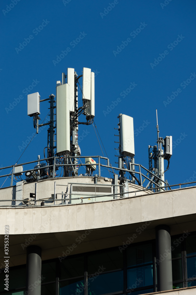Antennes de téléphonie mobile 5G et 4G installées sur le toit d'un ...