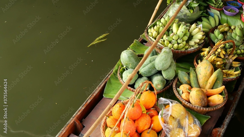 Iconic asian Lat Mayom floating market. Khlong river canal, long-tail ...