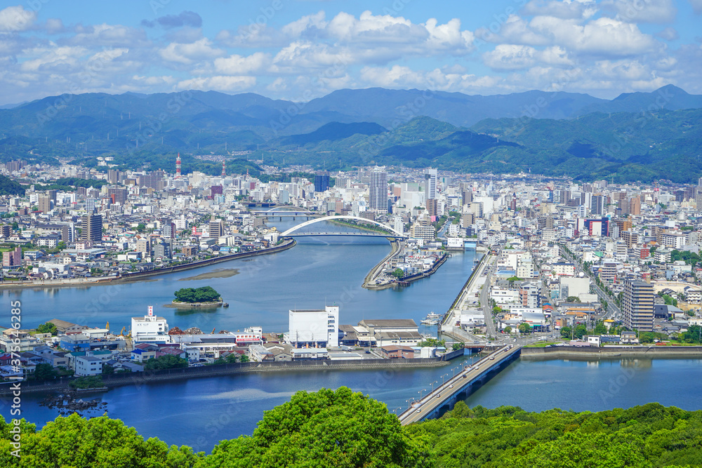 高台から眺める高知市の街並みと四国山地 Stock-Foto | Adobe Stock