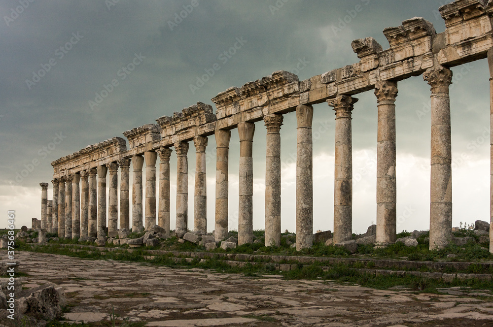 Foto de Apamea Syria, ancient ruins with famous colonnade before damage ...
