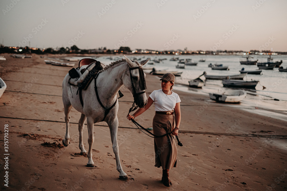 Chica con caballo yegua tordo torda playa natural camino trote doma ...