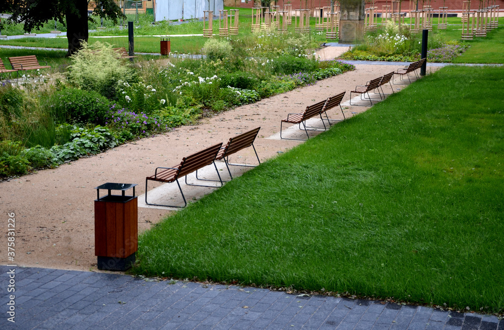 park benches lined with wood along the entire wide threshing gravel ...