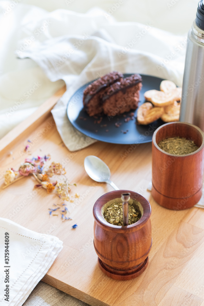 Desayuno argentino con mate en la cama, habitación luminosa y clara ...