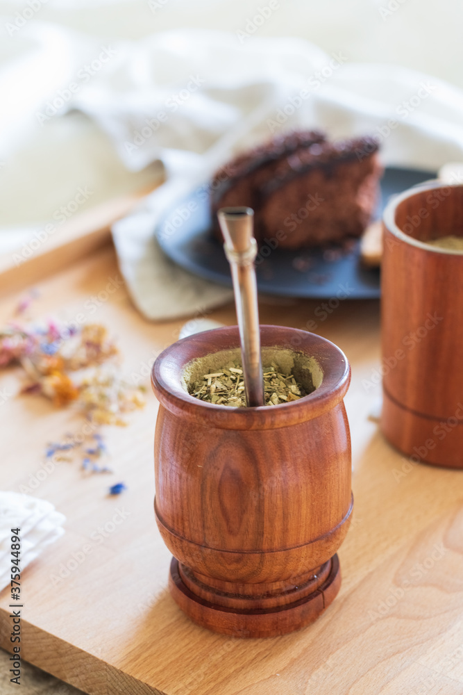 Desayuno argentino con mate en la cama, habitación luminosa y clara ...
