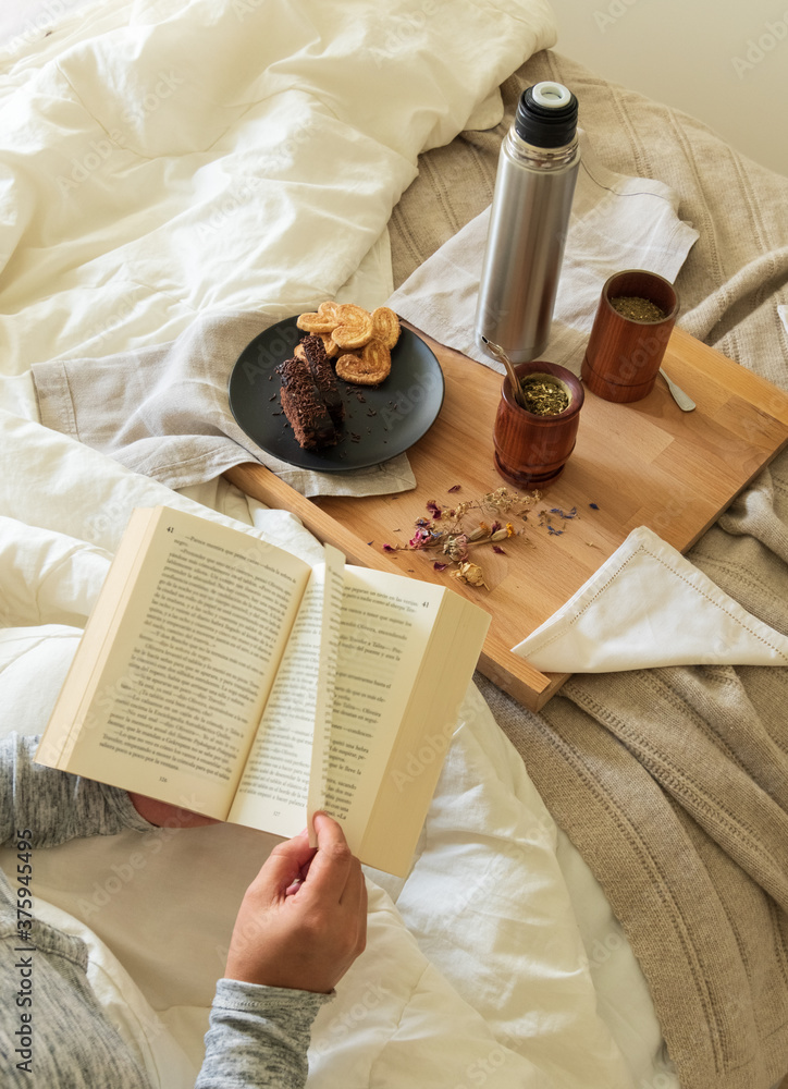 Foto de Desayuno argentino con mate y leyendo un libro en la cama ...