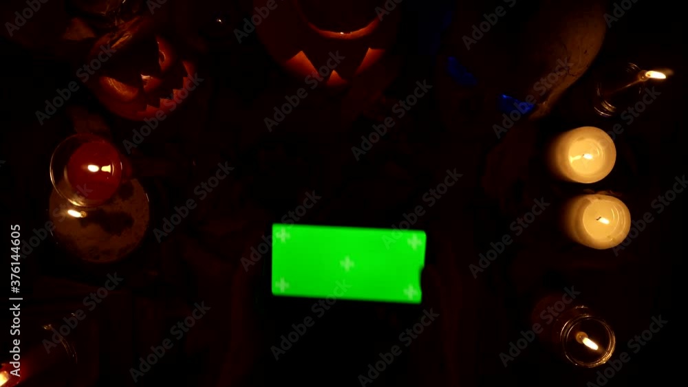 Vídeo do Stock: Game on a smartphone with a green screen Halloween ...