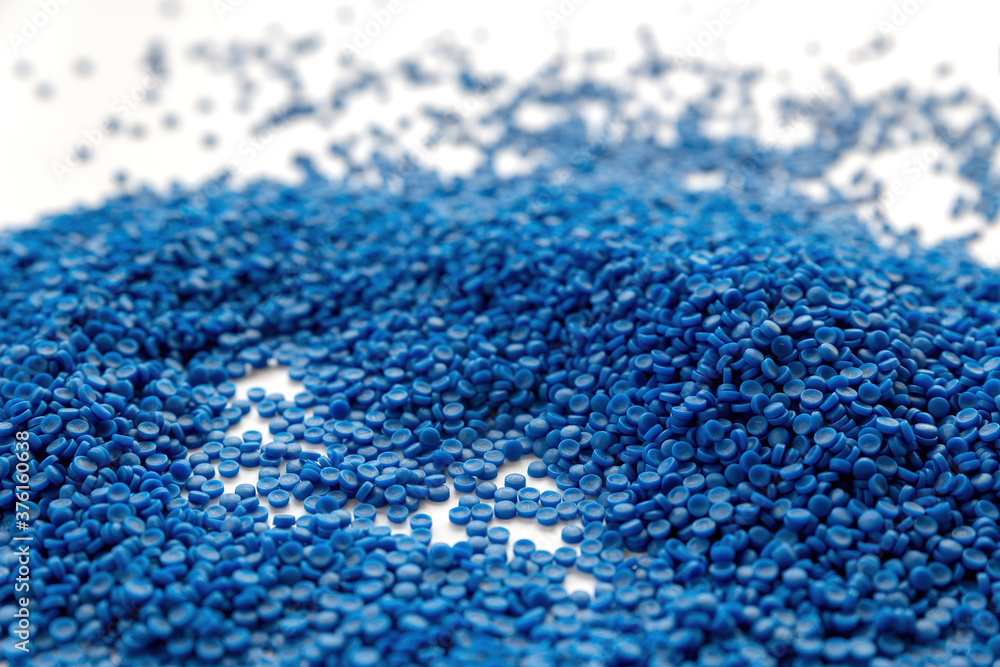Foto Stock Blue plastic grain, plastic polymer granules,hand hold ...