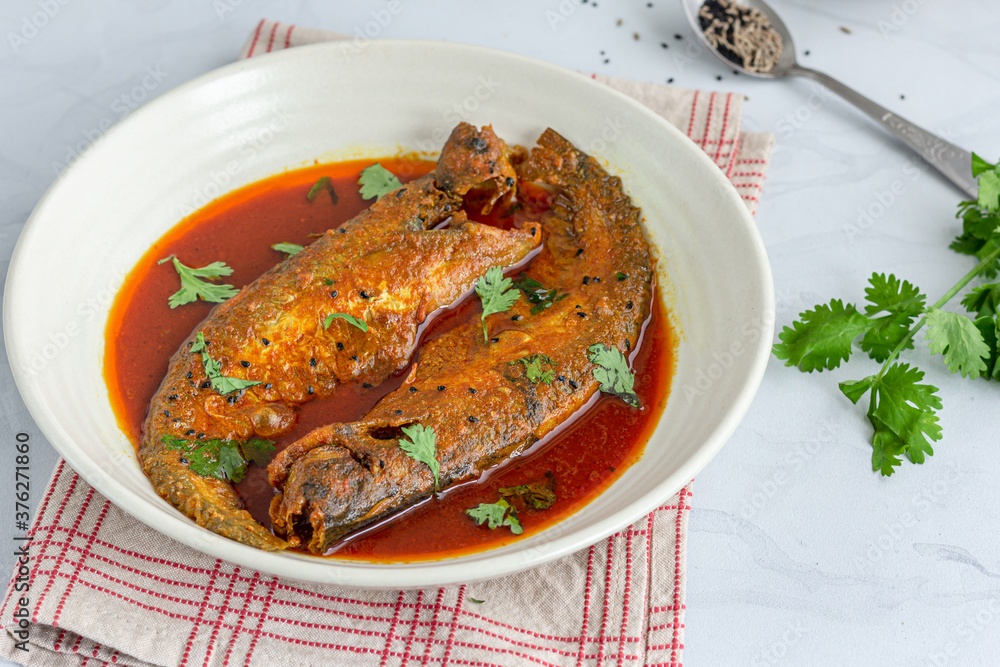 Foto de Traditional Indian Small Fish Curry with Gravy in a Serving ...