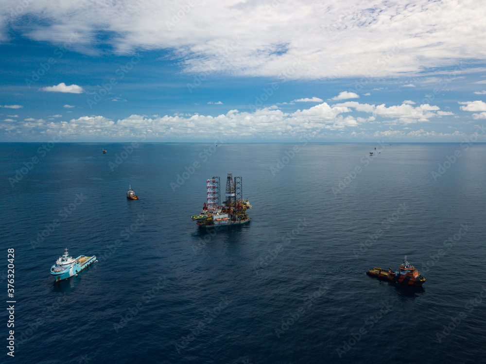 Foto de Offshore jack up rig and tow vessels during the rig move operation at the offshore ...