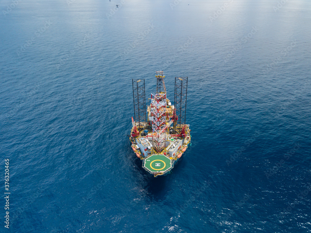 Offshore jack up rig and tow vessels during the rig move operation at the offshore location ...