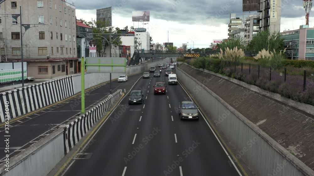 Autos circulando sobre el Viaducto Miguel Alemán al atardecer Stock ビデオ ...
