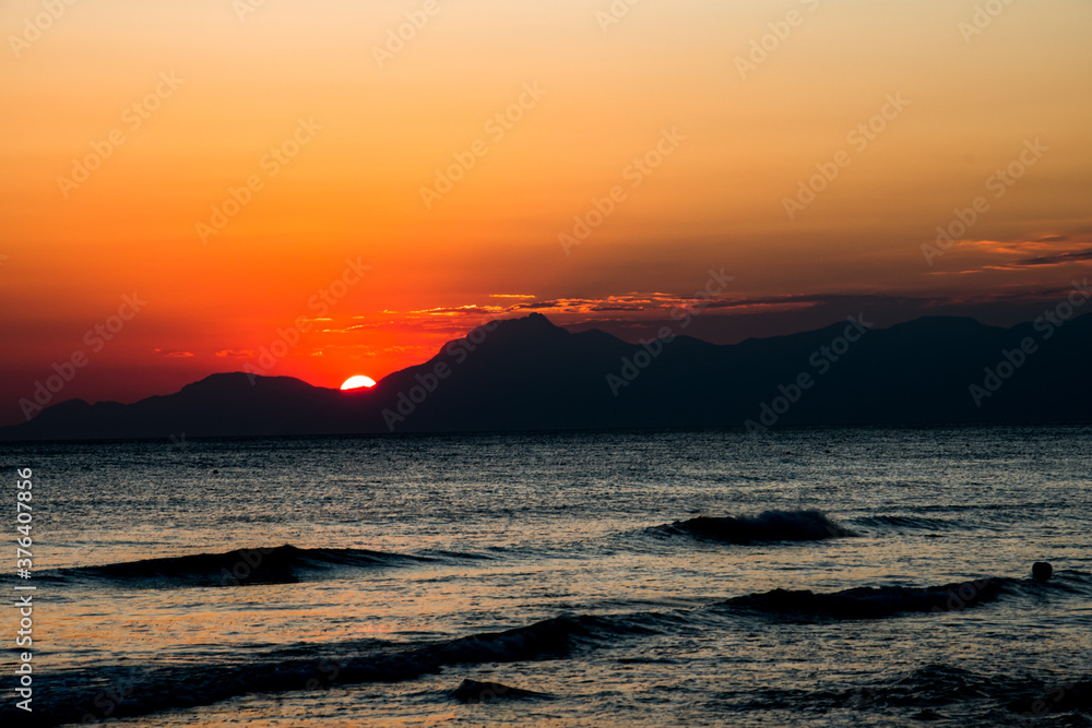 tramonto sul mare 01 - ultime luci sul mare con promontorio e onde ...