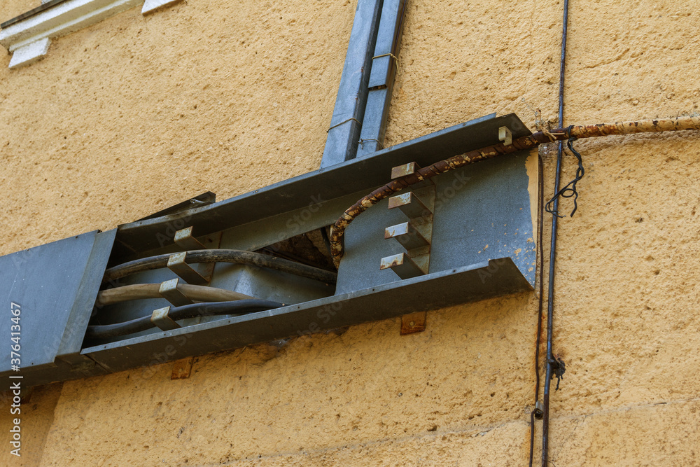 Foto de An antique vintage entry of electrical wires into the building ...