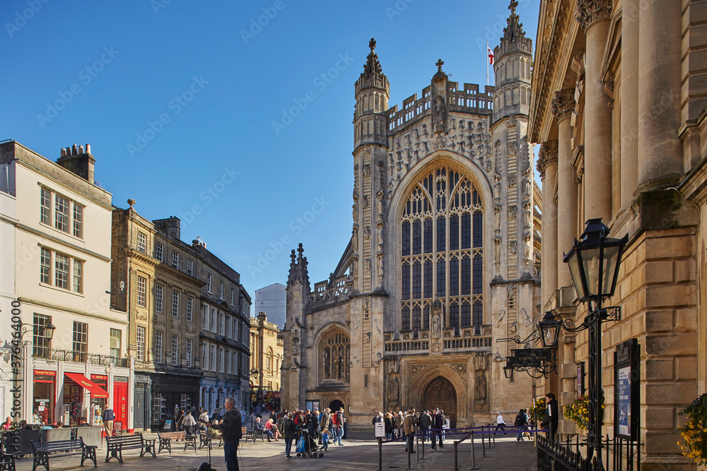 Fotografia do Stock: Bath Abbey and the Roman Baths, on the right, the ...