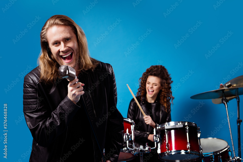 Foto de Funky crazy famous rock star two people man sing song mic ...