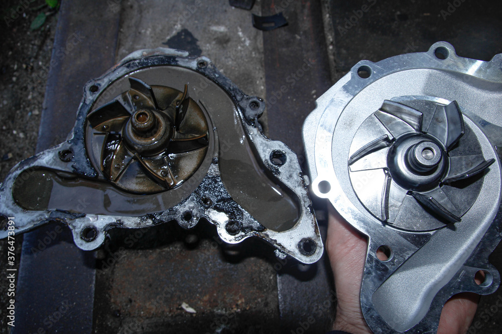 replacement of the car water pump, old and new pumps with metal blades ...