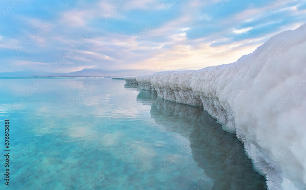 Foto de Sand completely covered with crystalline salt looks like ice or snow on shore of Dead ...