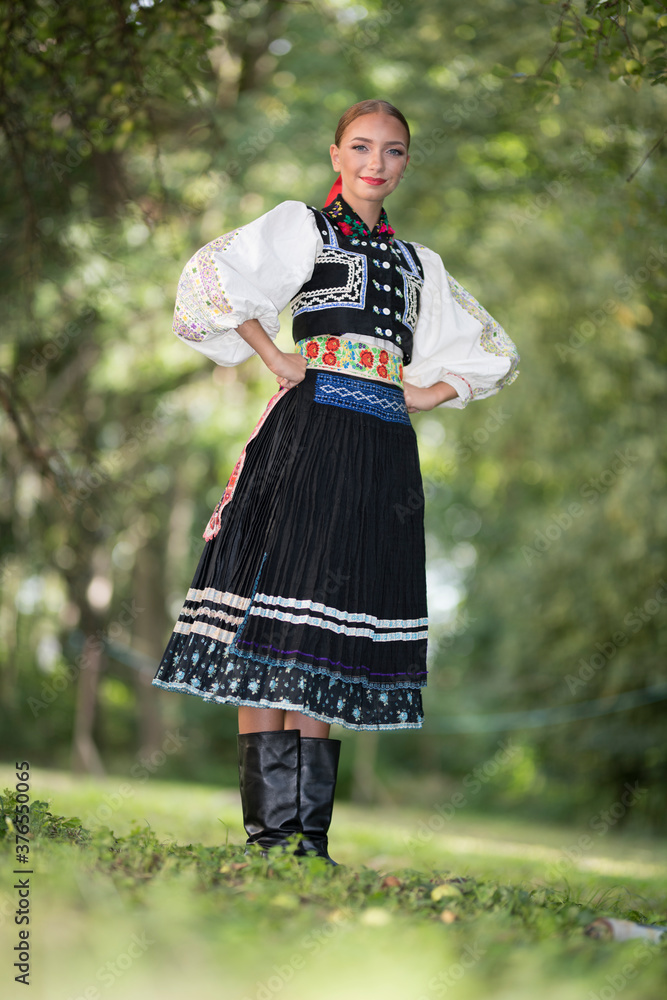 Portrait de jeune femme portant des vêtements traditionnels slovaques ...