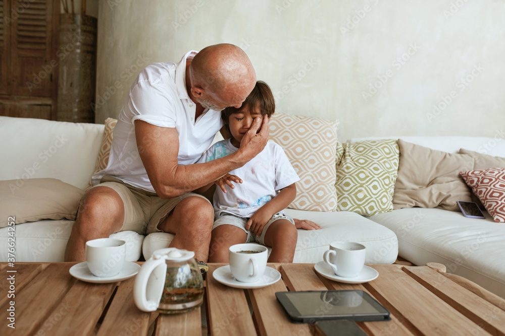 Plakat Father And Crying Son. Dad Hugging And Comforting Little Boy At ...