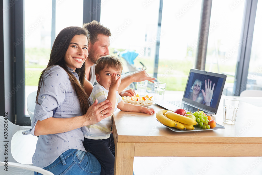Eltern und Kind im Videochat zum Geburtstag Stock Photo | Adobe Stock
