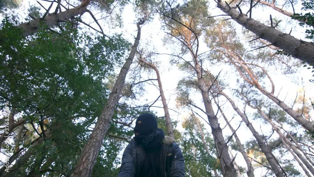 Kidnapper/hit man dragging unconscious body through forest Stock ビデオ ...