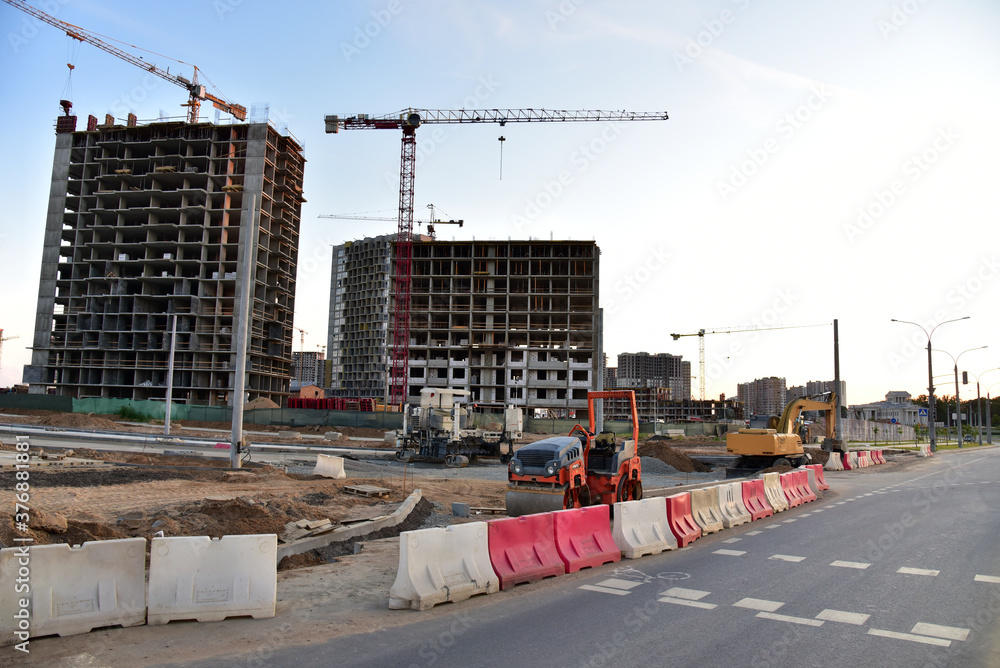 Foto de View on the large construction site with tower cranes and ...