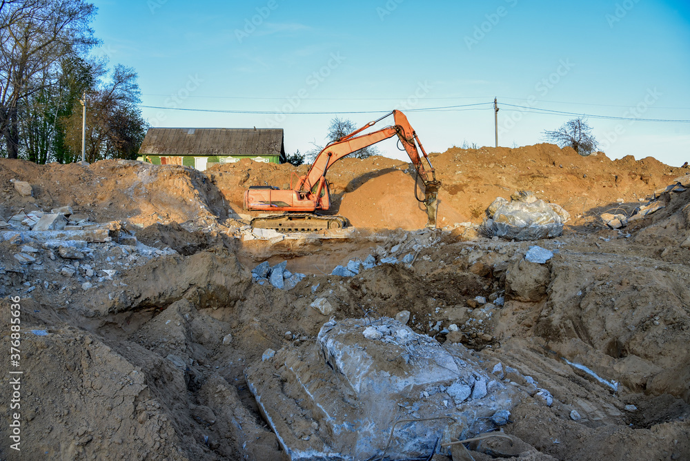 Crawler excavator with hydraulic breaker hammer for the destruction of ...