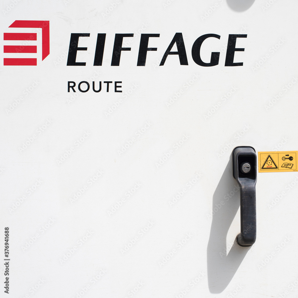 Logo du groupe Eiffage sur un camion en France en 2020 Stock Photo ...