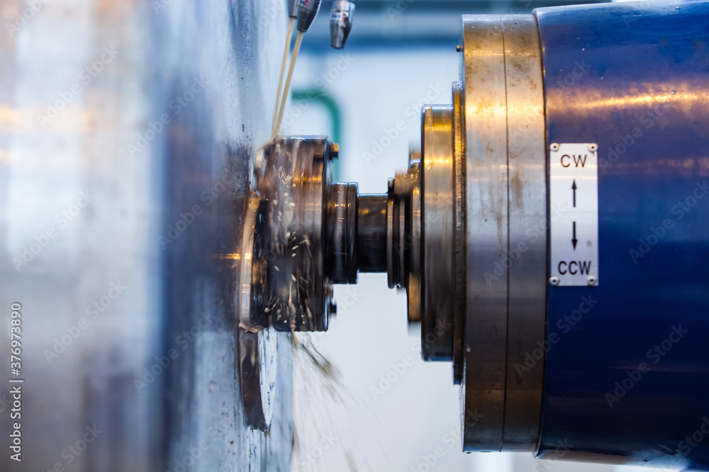 Fotka „Cooling titanium rod by oil on metal turning lathe. Mechanical ...