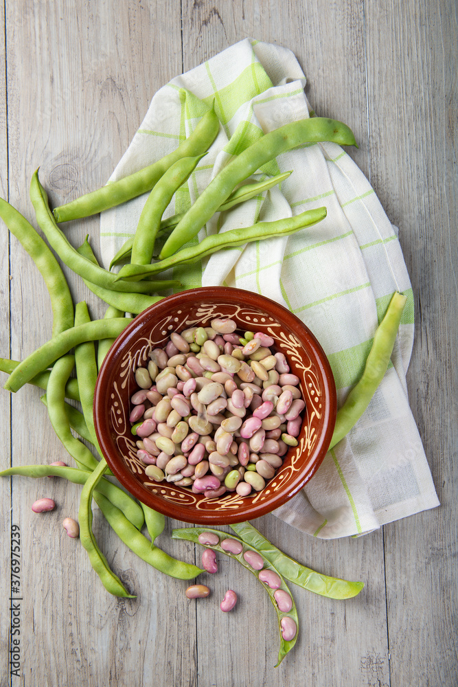 Preparando alubias tiernas y judías verdes en la mesa de la cocina para ...