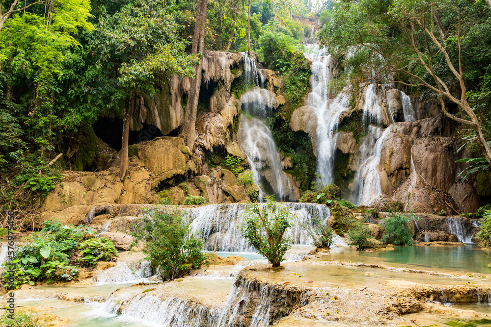 Kuang-Si-Wasserfall, ein schöner Wasserfall im tropischen Dschungel von ...