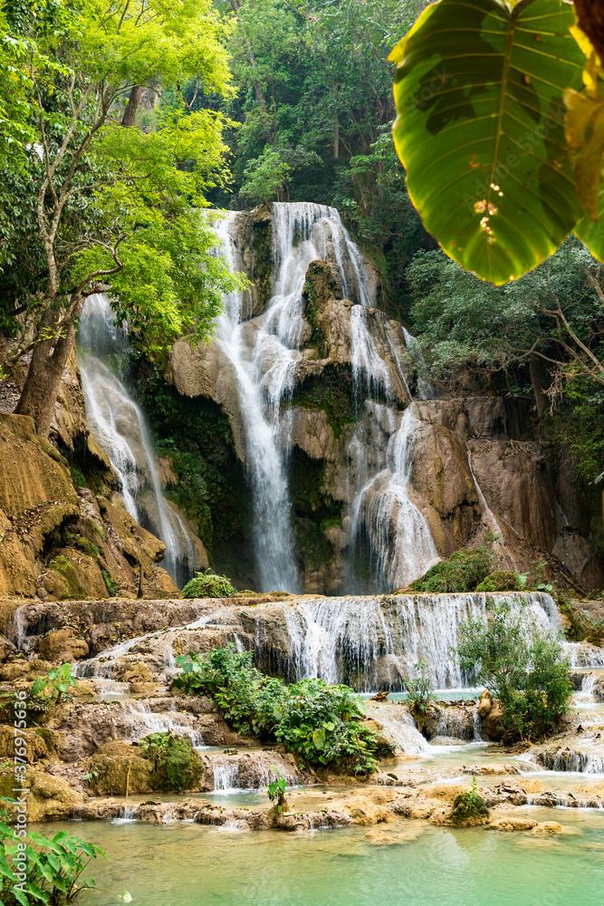 Kuang-Si-Wasserfall, ein schöner Wasserfall im tropischen Dschungel von ...