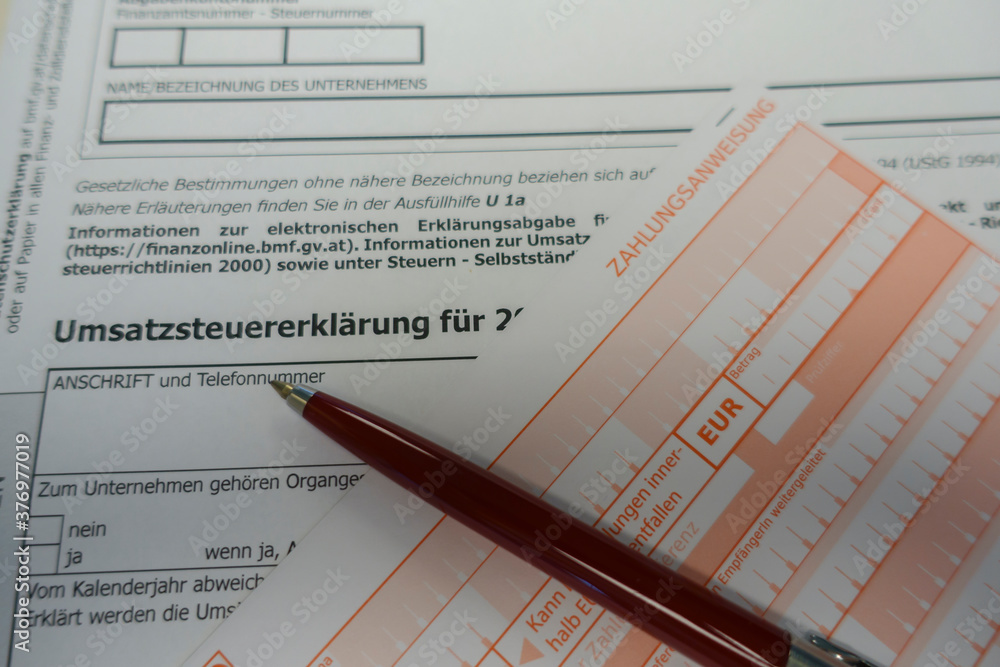 Umsatzsteuererklärung als Formular mit Überweisung und Kugelschreiber ...