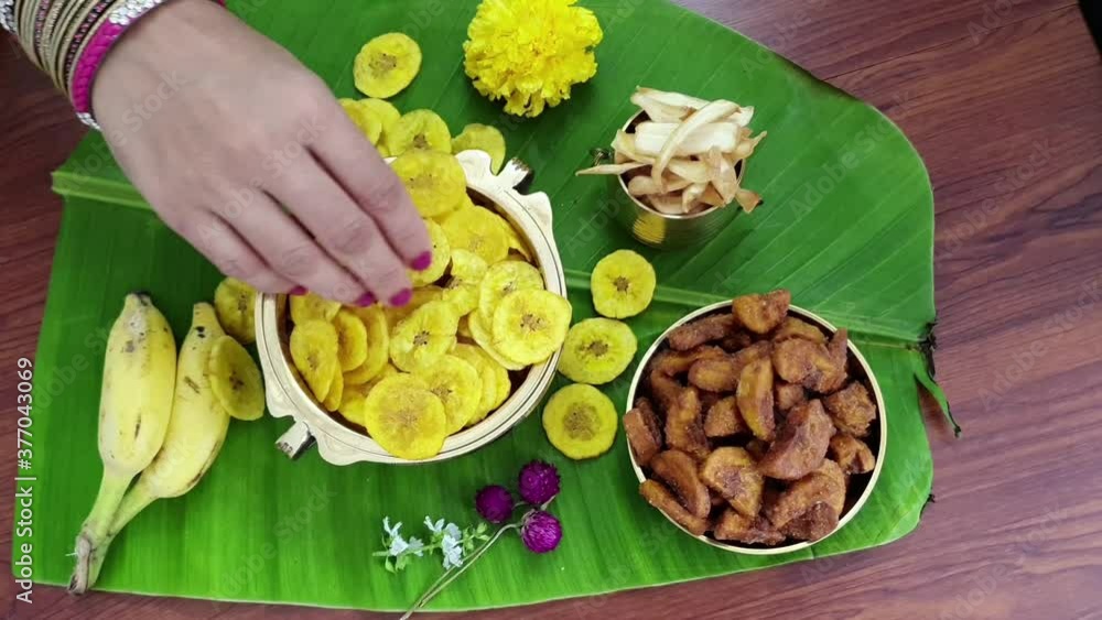 Vidéo Stock Video of banana chips traditional Kerala fried snack for ...