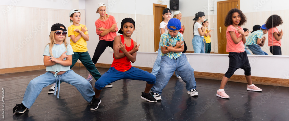 Cheerful preteen girls and boys hip hop dancers doing dance workout ...